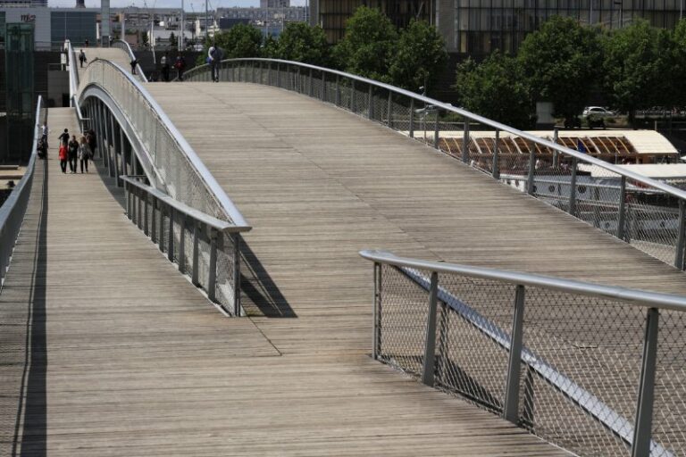 Passerelle Simone de Beauvoir: History & Location