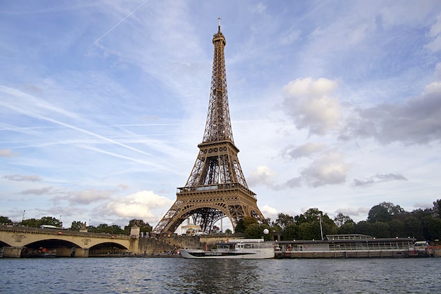 54 Fun & Interesting Facts About Paris