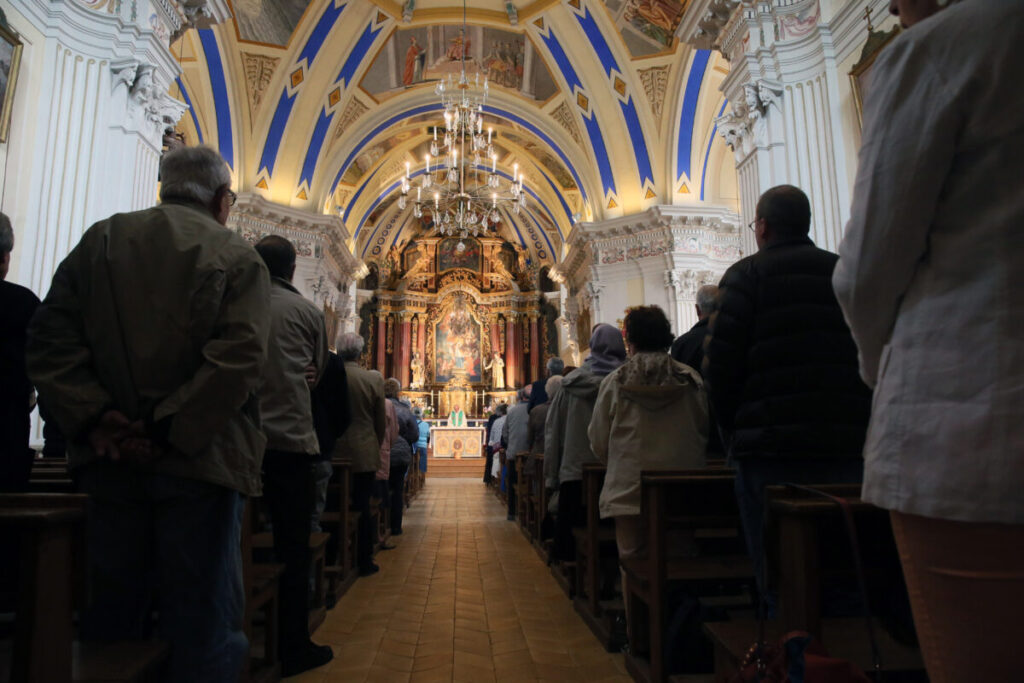 French Christmas Traditions: A Concise Overview