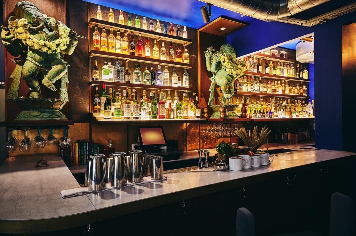 17 Best Hidden Bars and Speakeasies in Paris
