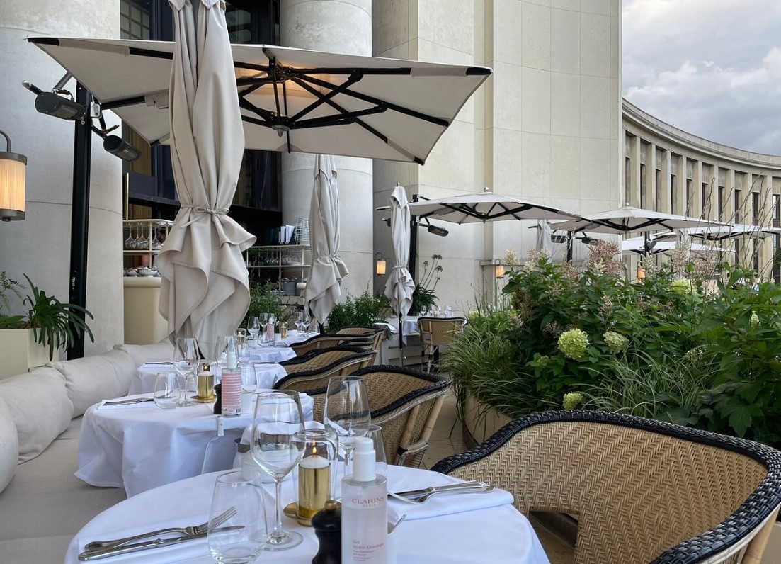 Review of Giraffe Restaurant in Paris: Memorable Dining Experience