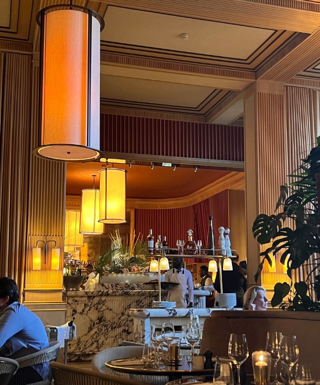 Review of Giraffe Restaurant in Paris: Memorable Dining Experience