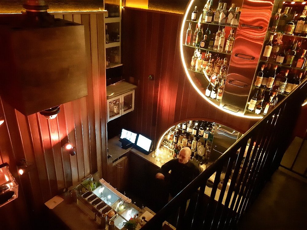 17 Best Hidden Bars and Speakeasies in Paris