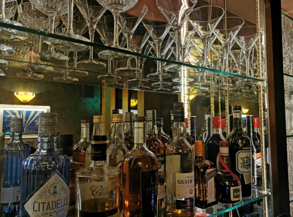 17 Best Hidden Bars and Speakeasies in Paris