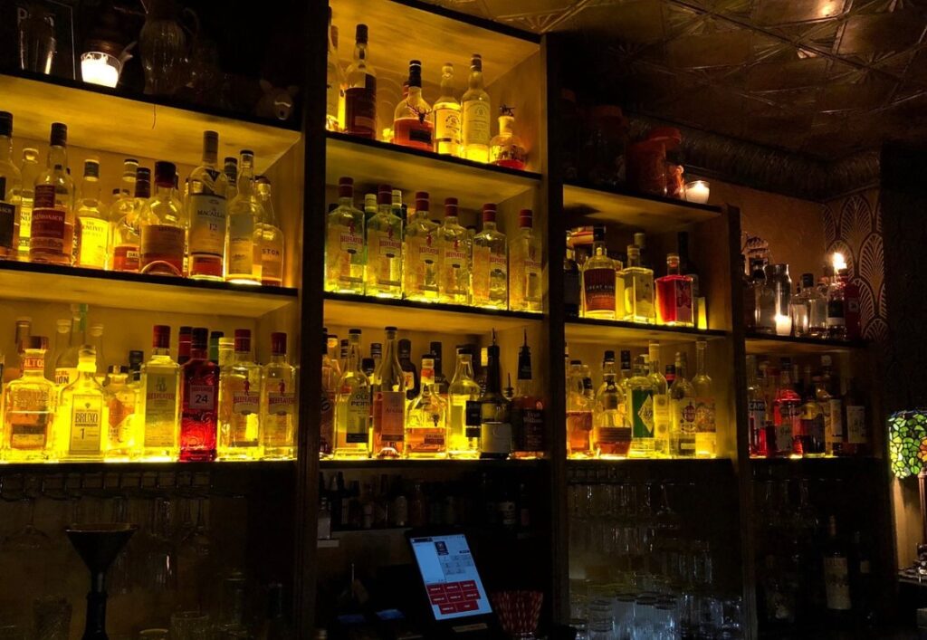 17 Best Hidden Bars and Speakeasies in Paris