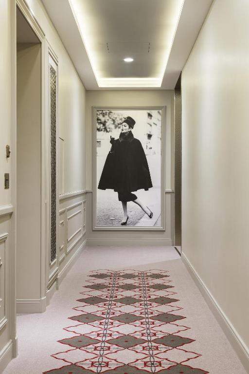 La Clef Tour Eiffel Paris by The Crest Collection Reviews - Price ...