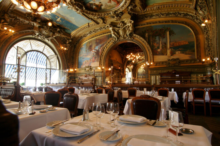 What Time Do People Eat Dinner in Paris? Exploring French Dining Culture