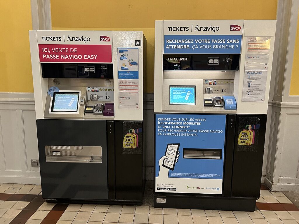 Navigo Découverte vs. Navigo Easy: The Ultimate Guide for Paris Commuters