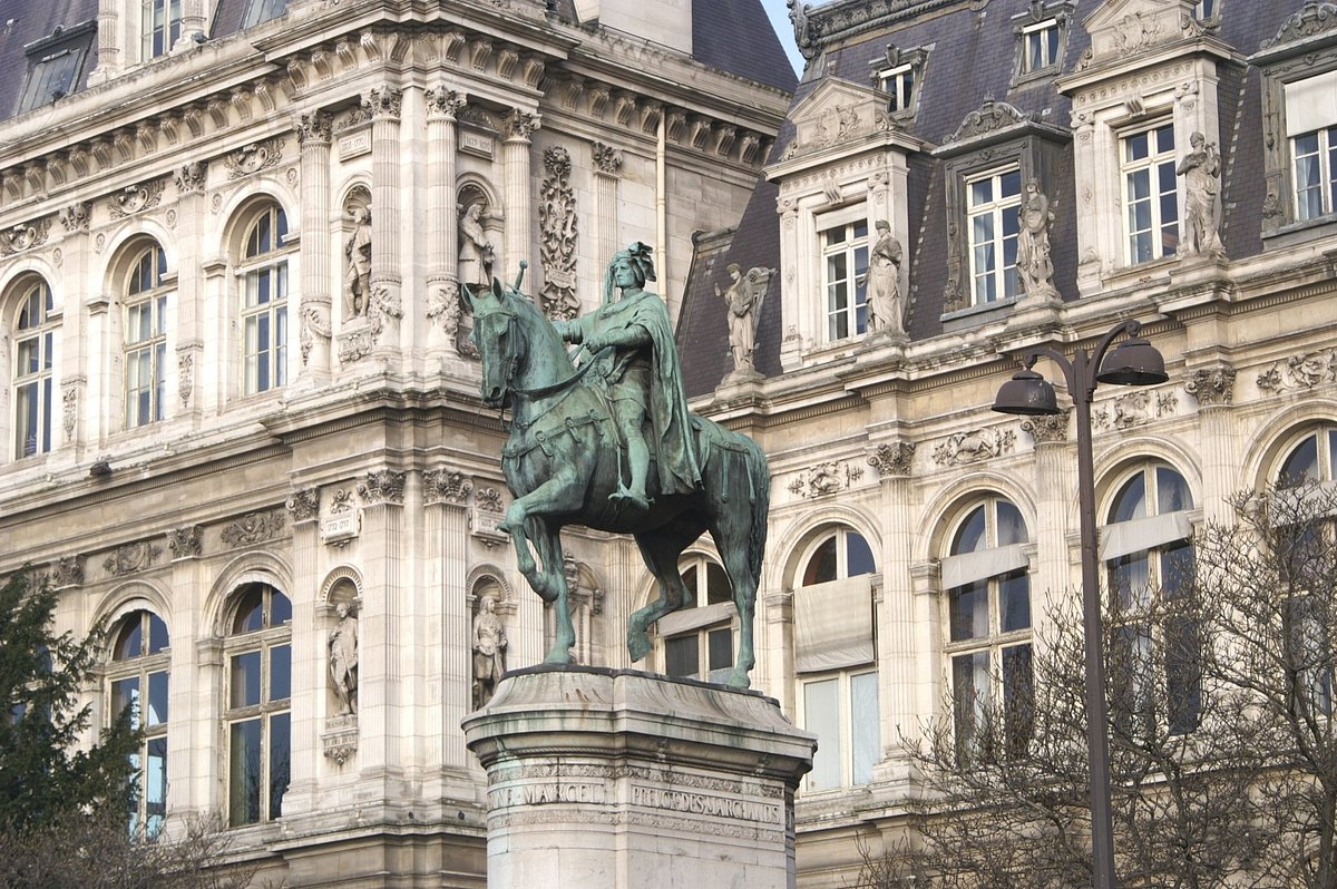 Statue Etienne Marcel — Paris Tour Review | Paris Top Ten